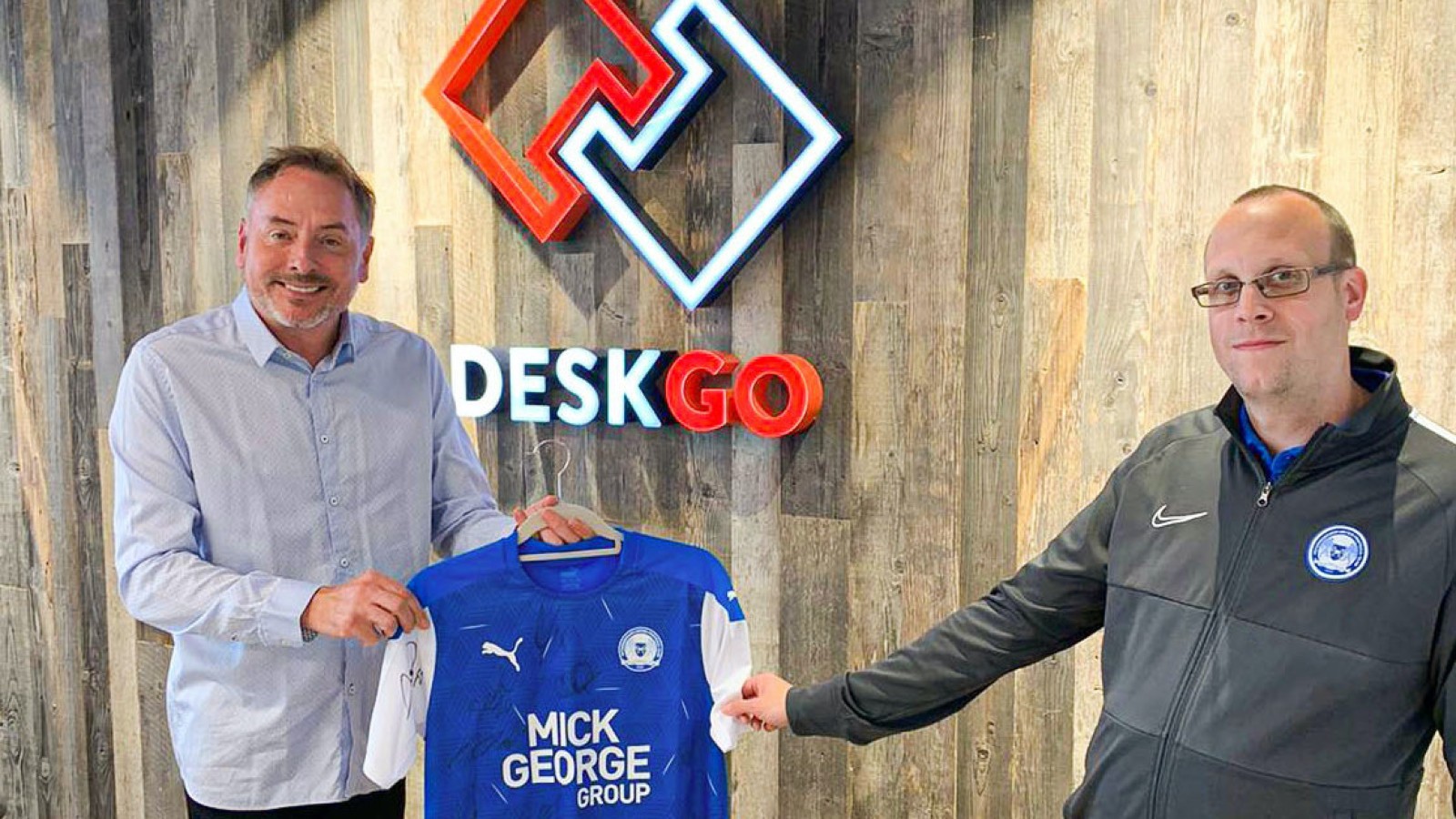 Local radio presenter, Kev Lawrence, presents prize to DESKGO ...